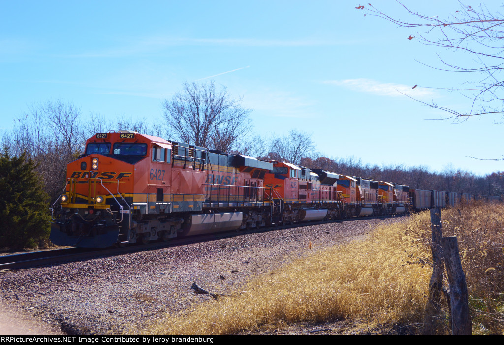 BNSF 6427 stopped waiting for traffic to clear
